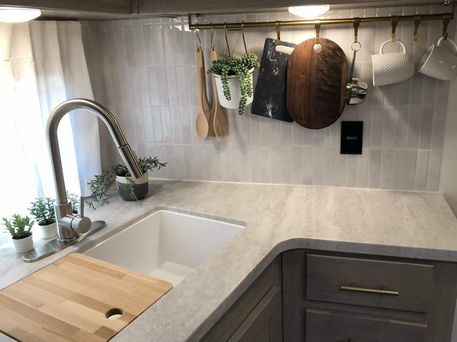20 Smart Small RV Kitchen Ideas to Maximize Every Inch of Space | RV ...