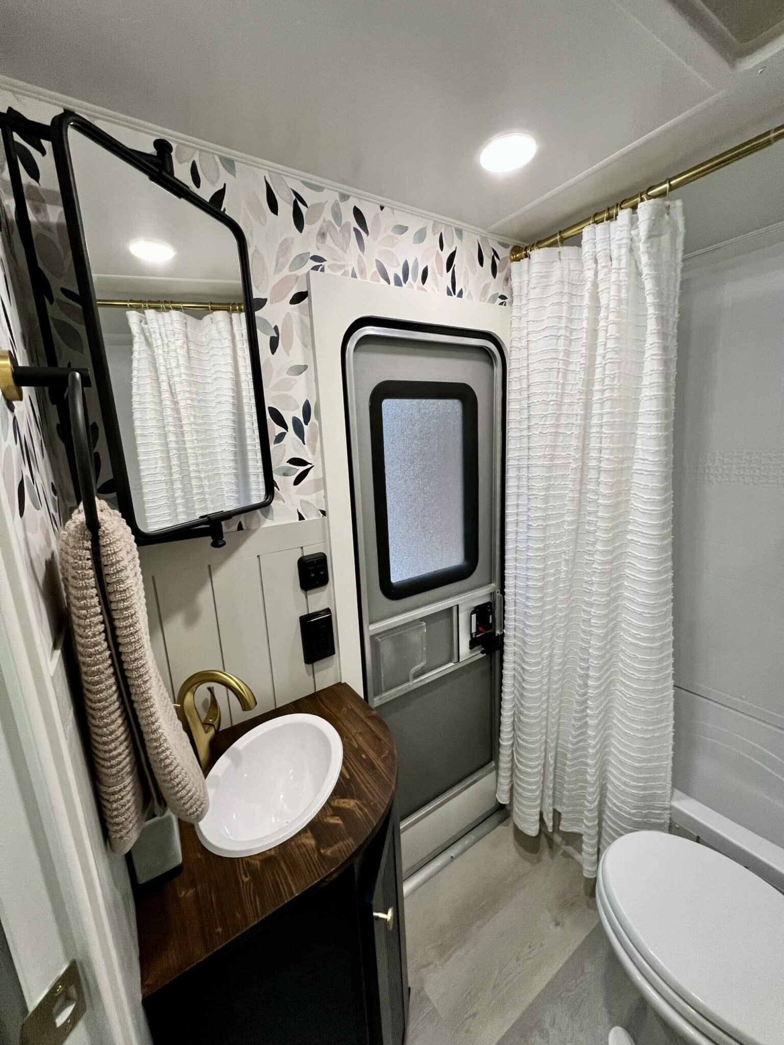 22 Photos for Fun RV Bathroom Mirror Inspiration
