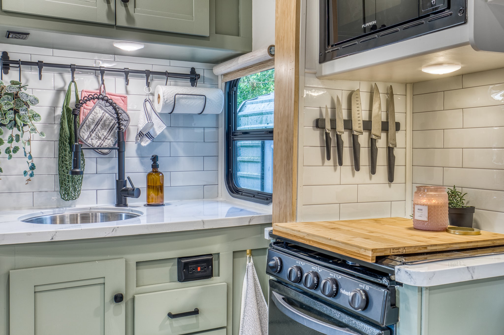 20 Smart Small RV Kitchen Ideas to Maximize Every Inch of Space | RV ...